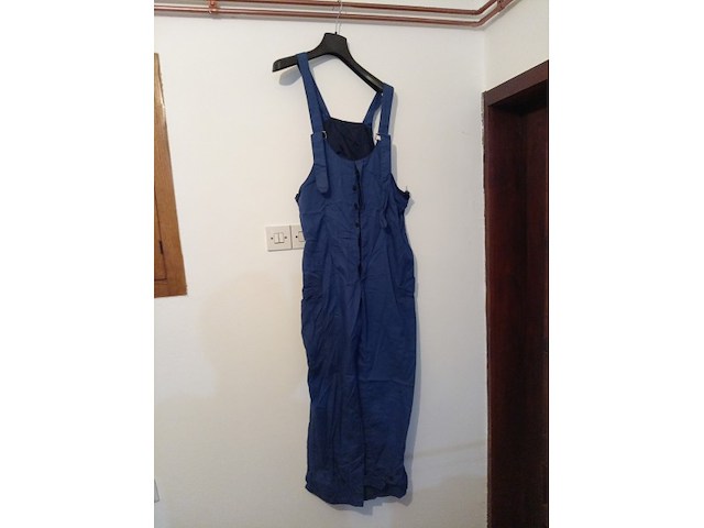 Pantalone sa tregerima radne.