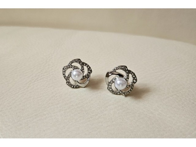 Atraktivne silver-toned flower stud minđuše, novo