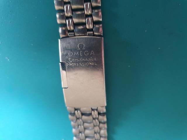 Metalna narukvica za sat sa Omega znakom na kopči