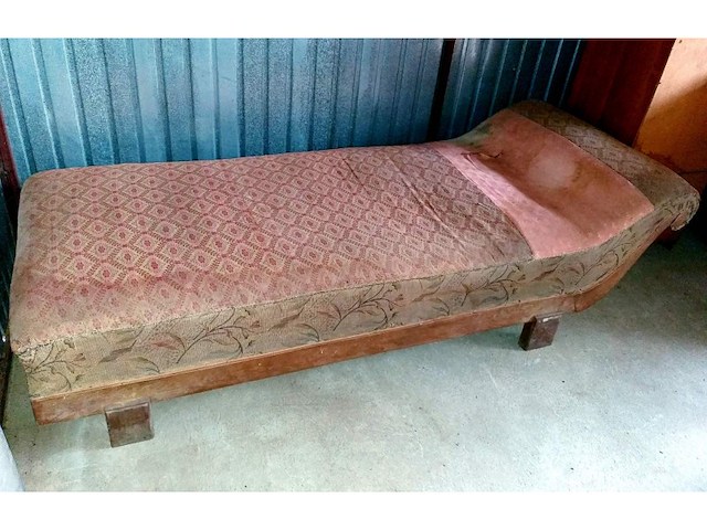 Retro stara vintidž sofa rekamije kanabe
