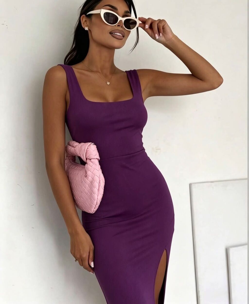 Elegantna rebrasta midi haljina na bretele sa bočnim šlicem. Savršena