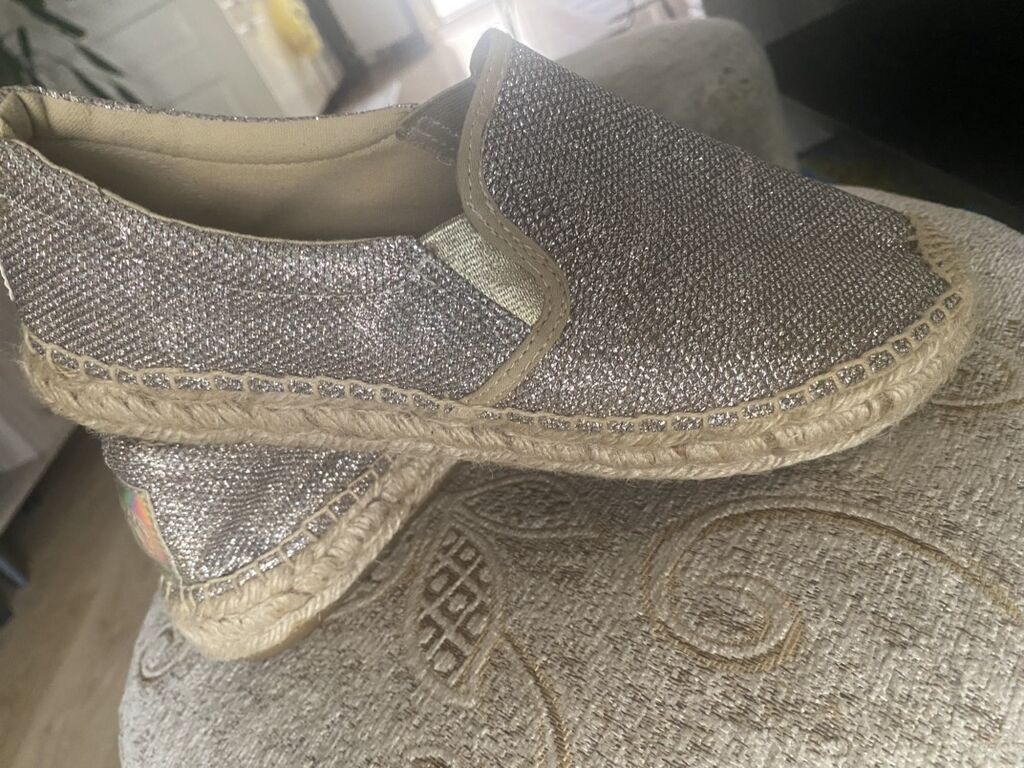 Ženske espadrile sa sjajnim gornjištem - Model: slip-on espadrile -