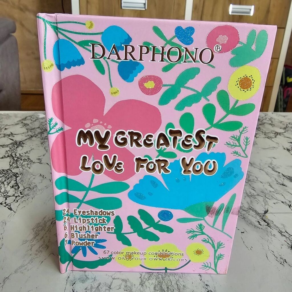 Ovo je Darphono set šminke "My Greatest Love For You", koji sadrži 67