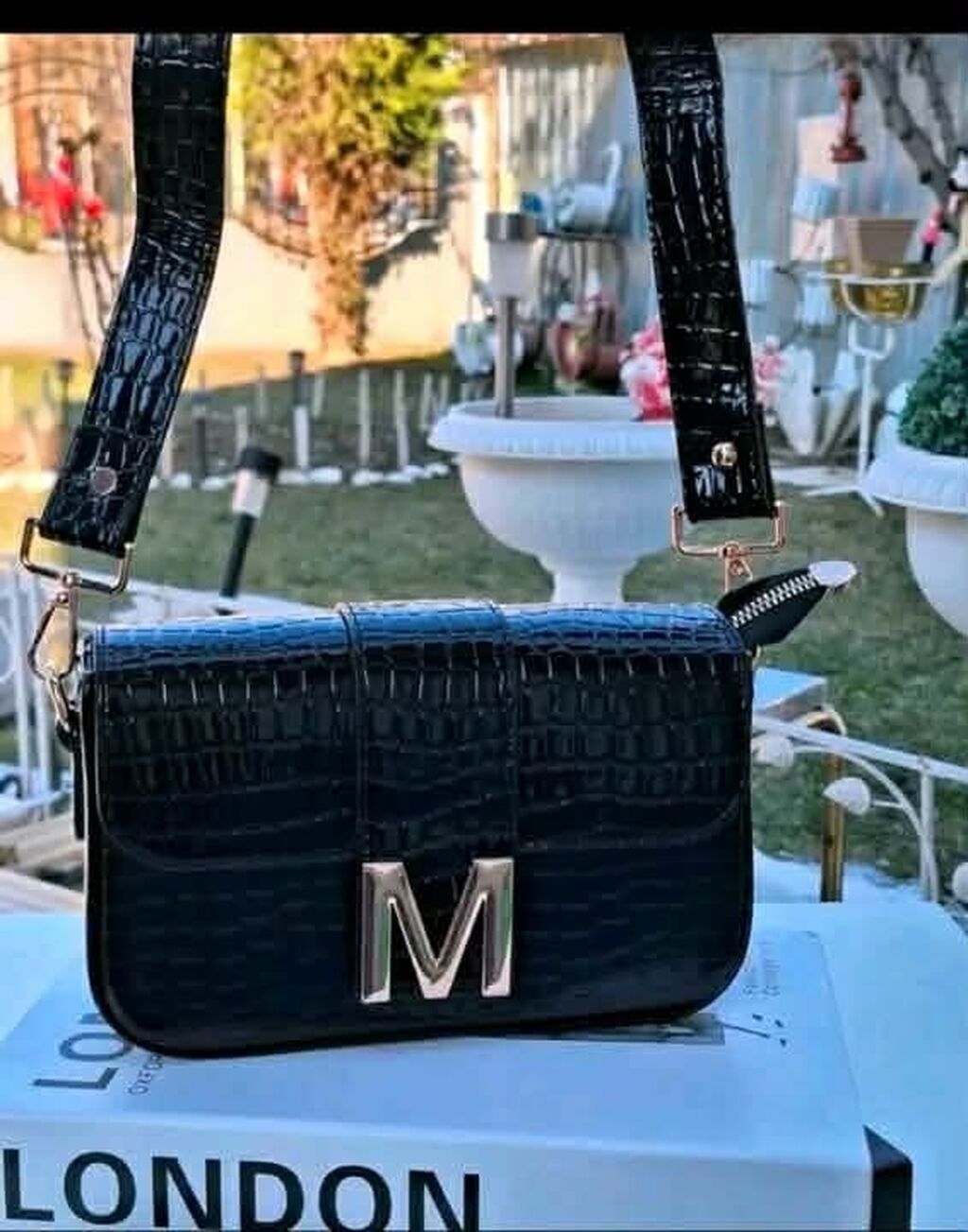 Ženska torba preko ramena sa slovom “M” - Materijal: veštačka koža;