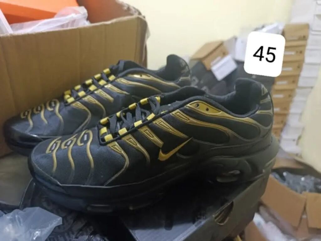Muške patike – crno‑zlatne, inspirisane Nike Air Max Plus (TN) stilom