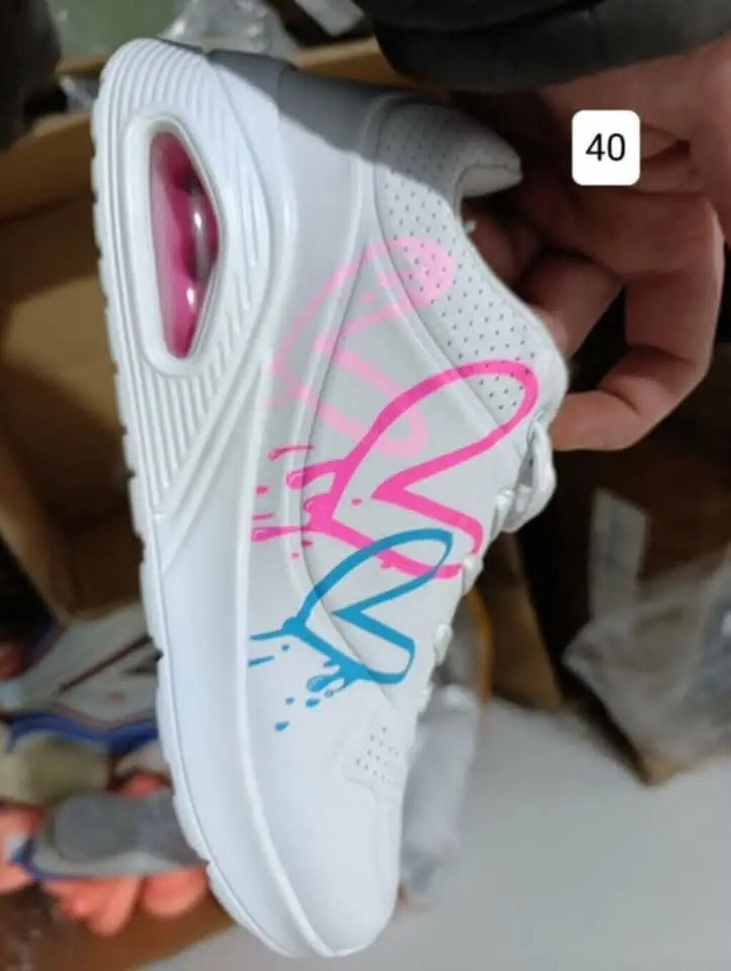 Bele sportske patike sa vazdušnim jastukom u đonu i grafitnim printom