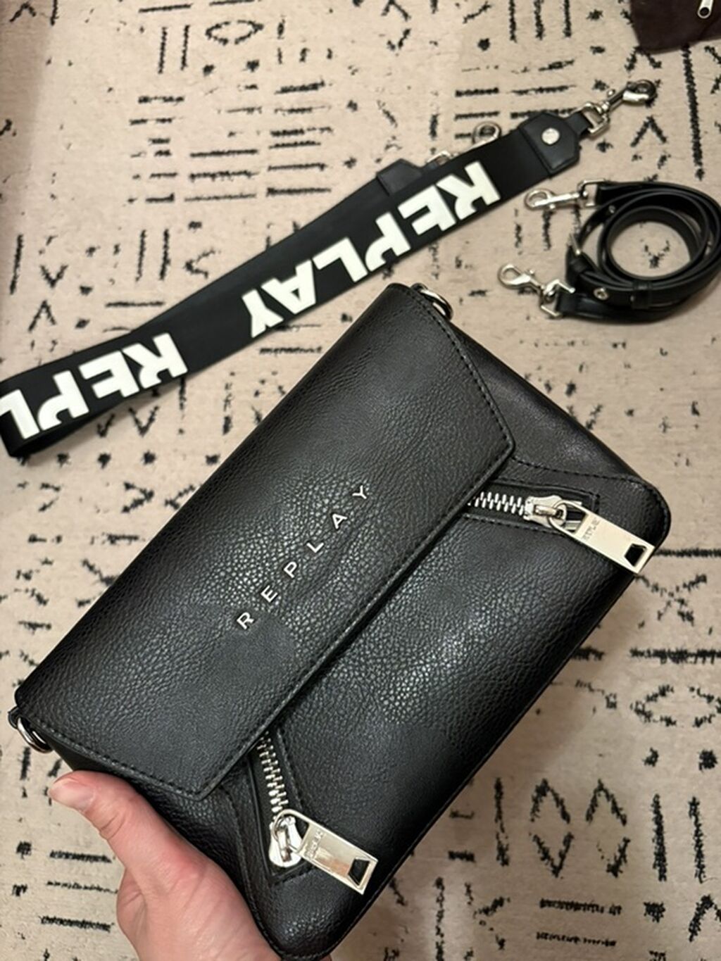 Replay ženska torbica preko ramena - Model: crna crossbody torbica sa