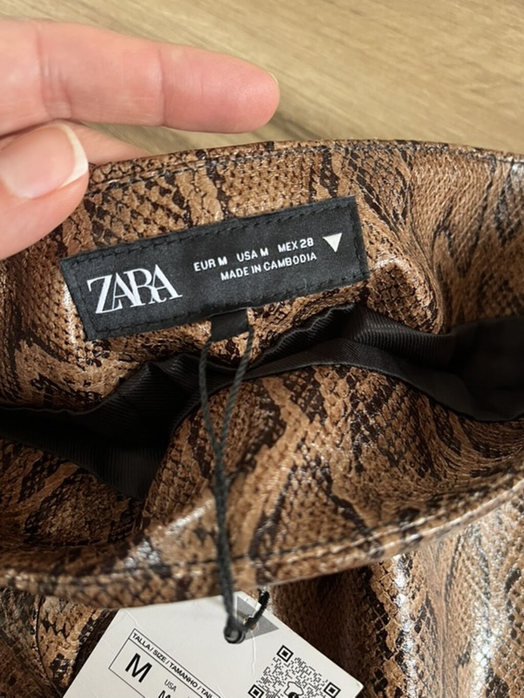 ZARA mini suknja sa zmijskim printom - Brend: ZARA - Model: mini