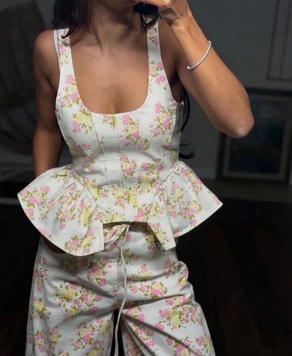 Dvoset ženski komplet – top sa peplum detaljem i široke pantalone -