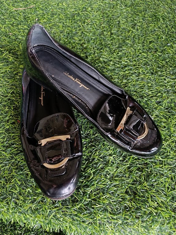 SALVATORE FERRAGAMO Original Mokasine - Lakovana Koža Opis: Na prodaju