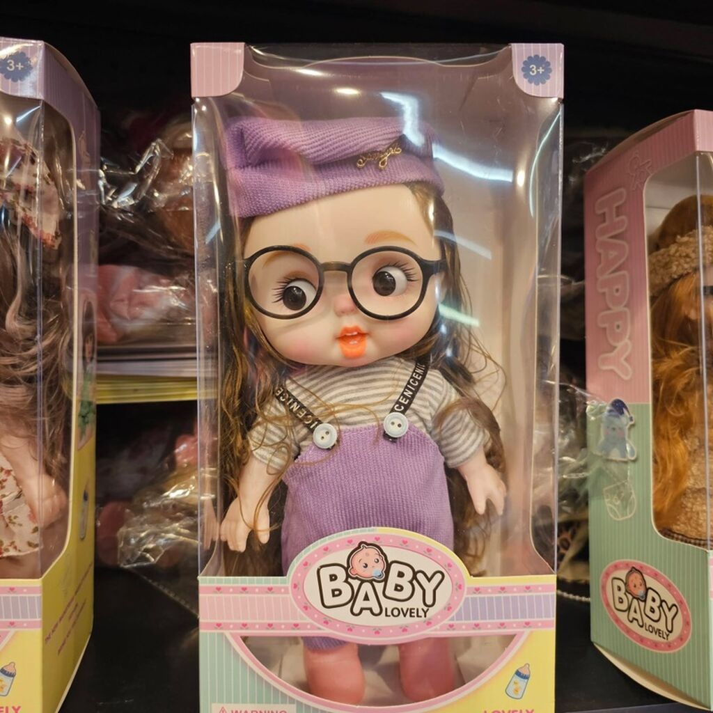 Lovely Baby lutka sa naočarima i roze kariranom haljinom.Ove lutke su