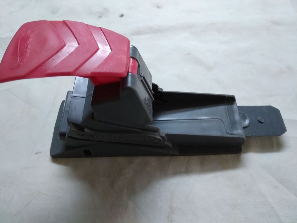 Hot wheels ispaljivac autica sirina 3 cm. ispravan,fali produzetak