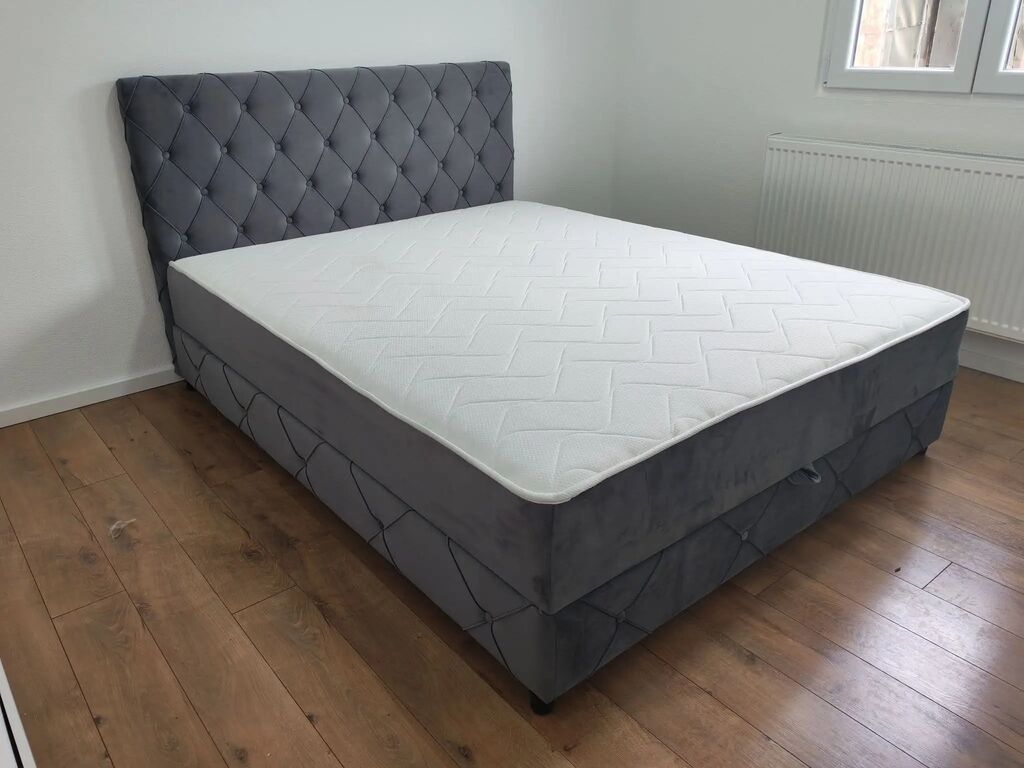 Tapacirani bračni krevet sa boxspring bazom i visokim uzglavljem -