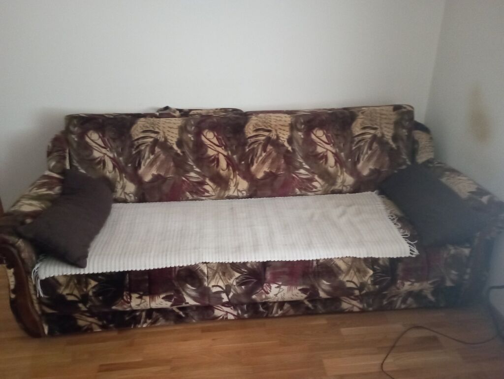 Trosed na razvlačenje sa šarom u zemljanim tonovima (braon, bež