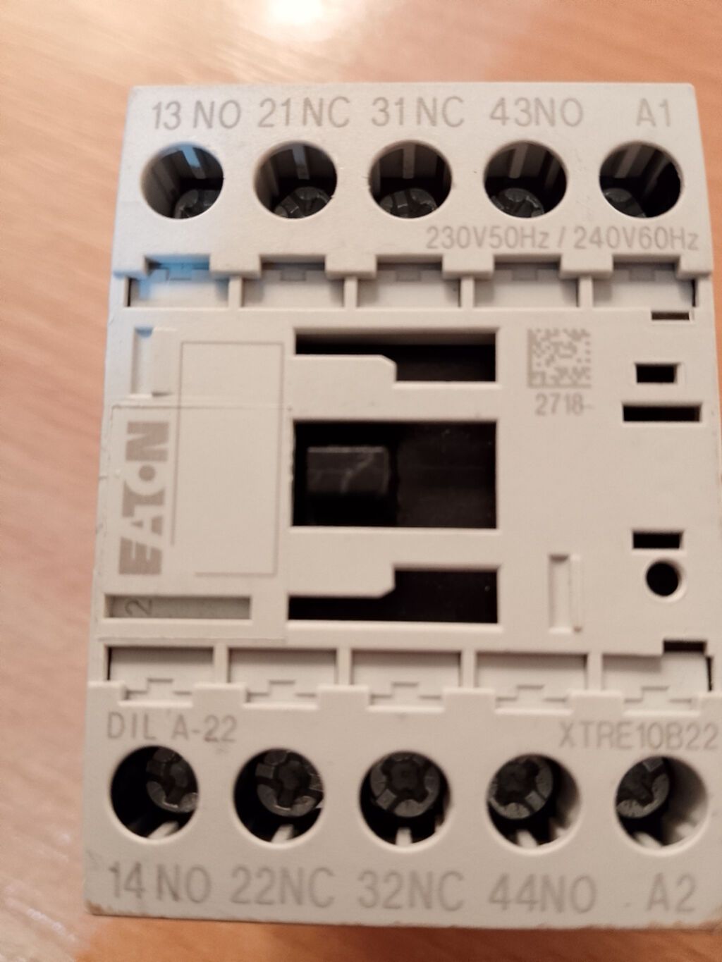 Eaton kontaktor XTRE10B22 sa pomoćnim blokom DIL A-22 - Tip