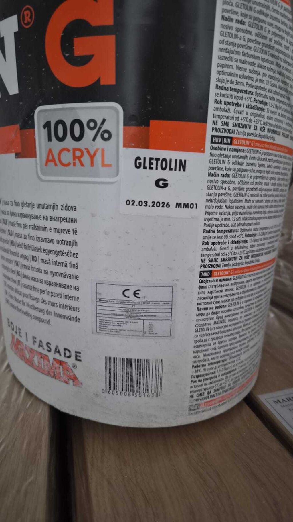 Prodajem akrilnu glet masu, ostao je višak od renoviranje, 3kante po
