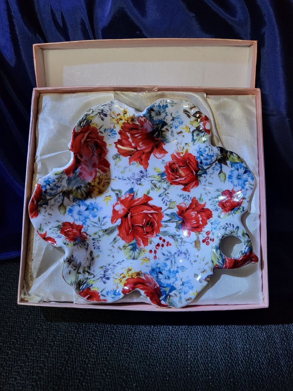 Bombonijera nova,vintaz Barok. Nova porcelanska bombonijera,sve na