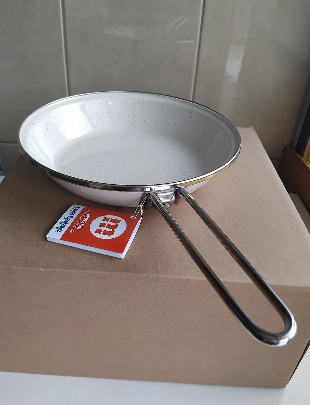 Metalac emajlirani tiganj 24cm, kvalitetan. Za sve vrste ringli