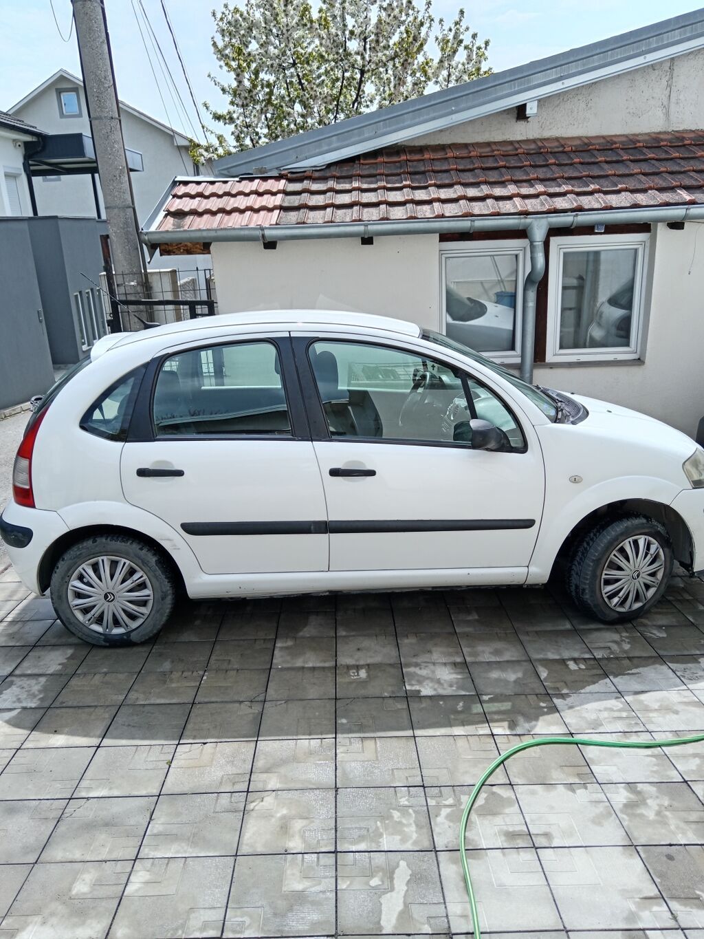 Citroën C3, bela boja, 5 vrata, hečbek.Registrovan do 11.2026. Vlasnik