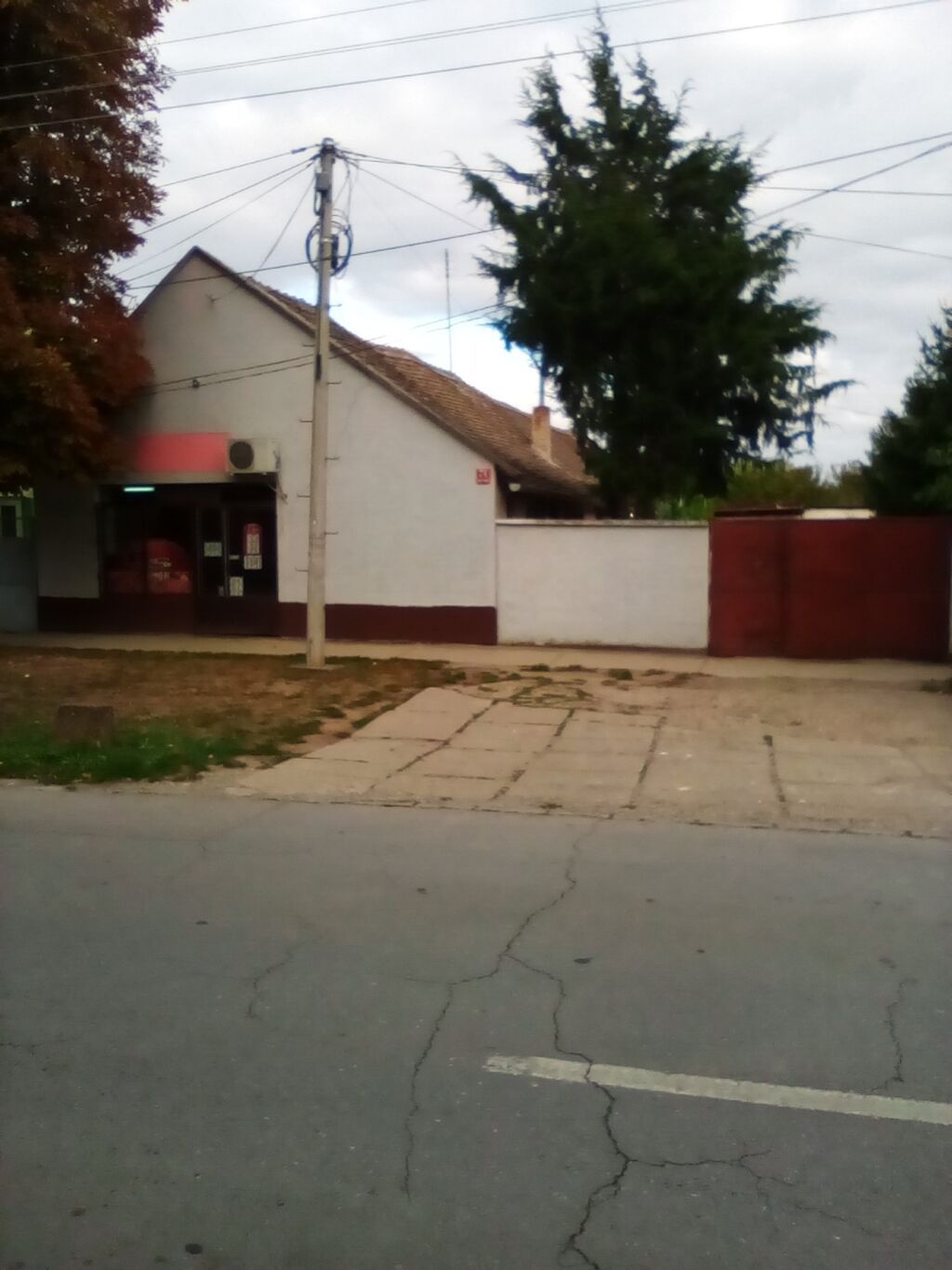 Poslovni prostor sa dvorištem i stambenim prostorom i bašton -