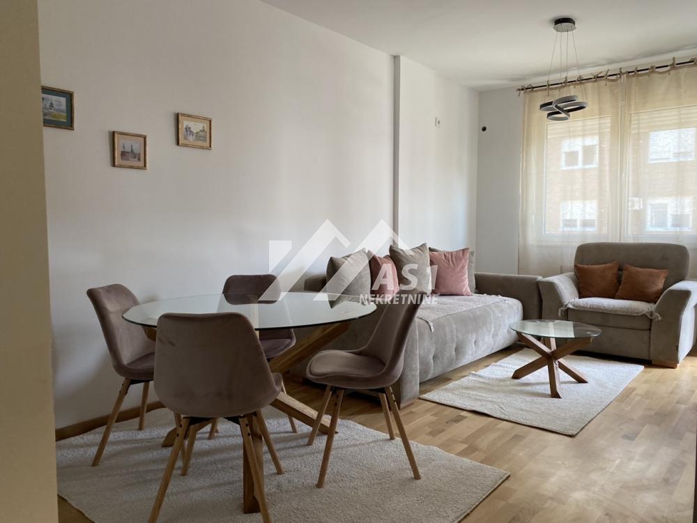 IZDAJE SE JEDNOIPOSOBAN STAN U SQUARE GARDEN ID#6736
400 €