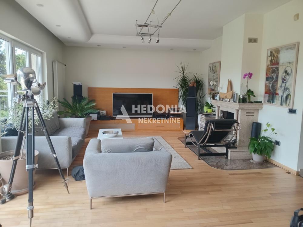 Banjica, 5+, renoviran, opremljen, 2 parking mesta ID#10491
395.000 €