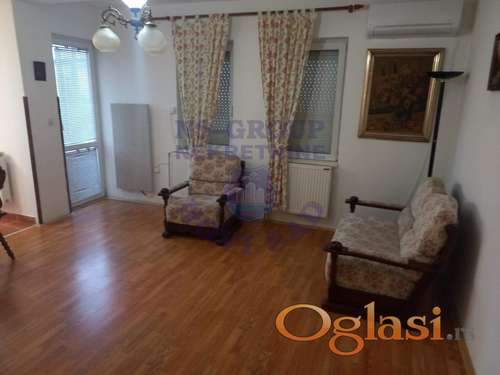 Trosoban odličan stan u centru Rume!