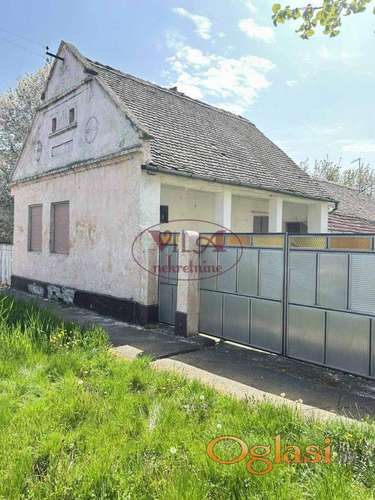 Indjija, Krčedin, autentična vojvođanska kuća na velikom placu