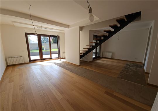Hram,Sumatovacka,4.0poslovni apartman sa garazom