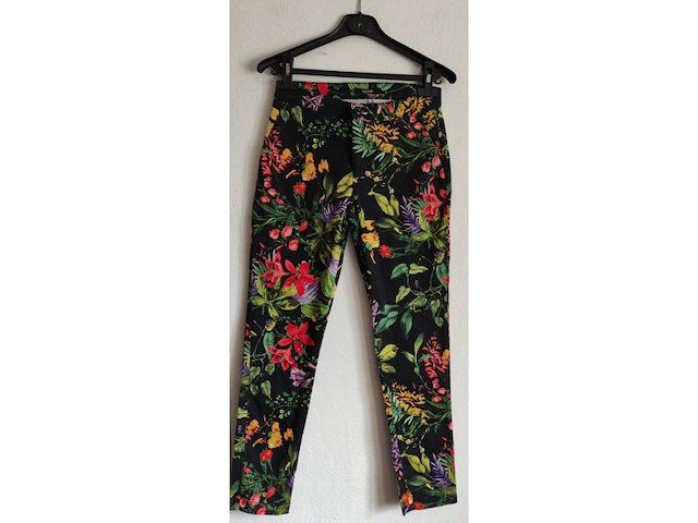LEGEND cvetne pantalone – Retro Chic &; Modern Comfort