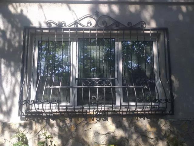ZAŠTITNE KOVANE REŠETKE ZA PROZORE