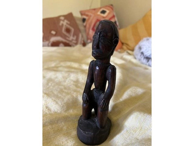 Afrička drvena figura , ručni rad -čovek koji sedi