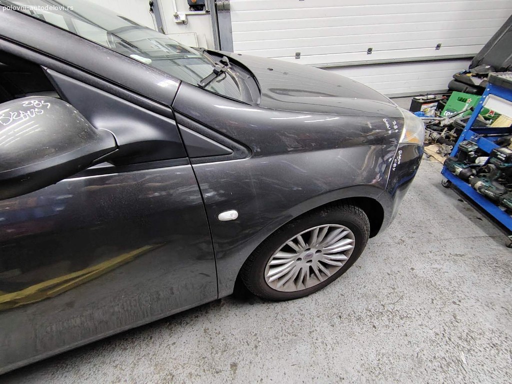 FIAT BRAVO 2 DESNO KRILO KOD BOJE 284