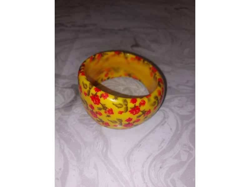 Cvetna plasticna narukvica