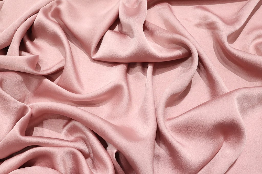 SATEN COREA KREP PE040 – LUKSUZNI PUDER ROZE SATEN SA ELASTINOM I DRHTAVIM PADOM – 66