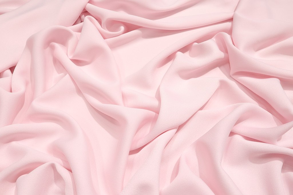 SATEN COREA KREP PE040 – LUKSUZNI BEBI ROZE SATEN SA ELASTINOM I DRHTAVIM PADOM – 64