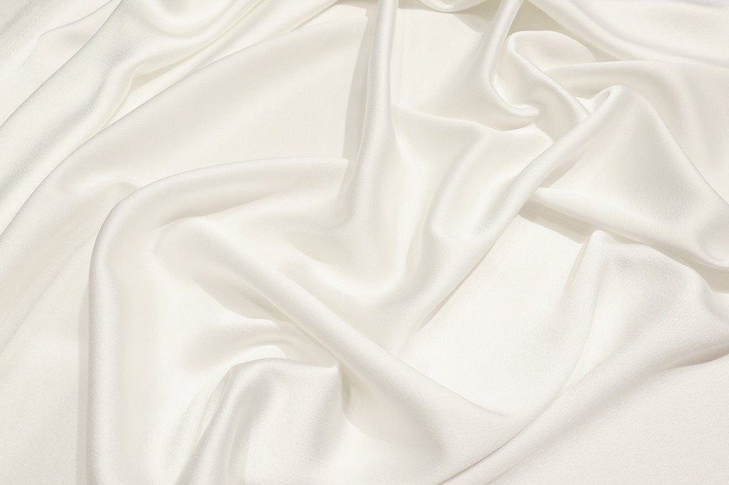 SATEN COREA KREP PE040 – LUKSUZNI BELI SATEN SA ELASTINOM I DRHTAVIM PADOM – 54