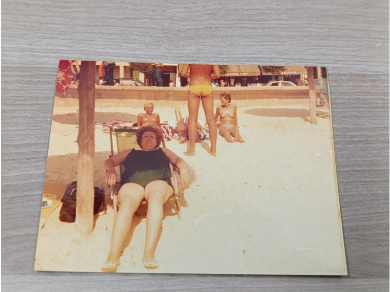 Vintage fotografija dama na plaži