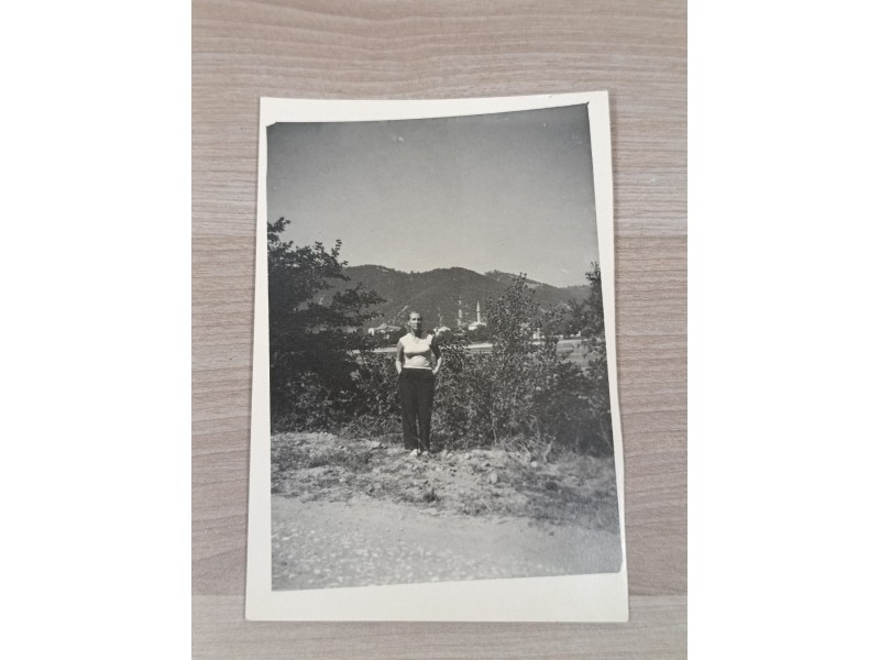 Vintage fotografija devojka pozira