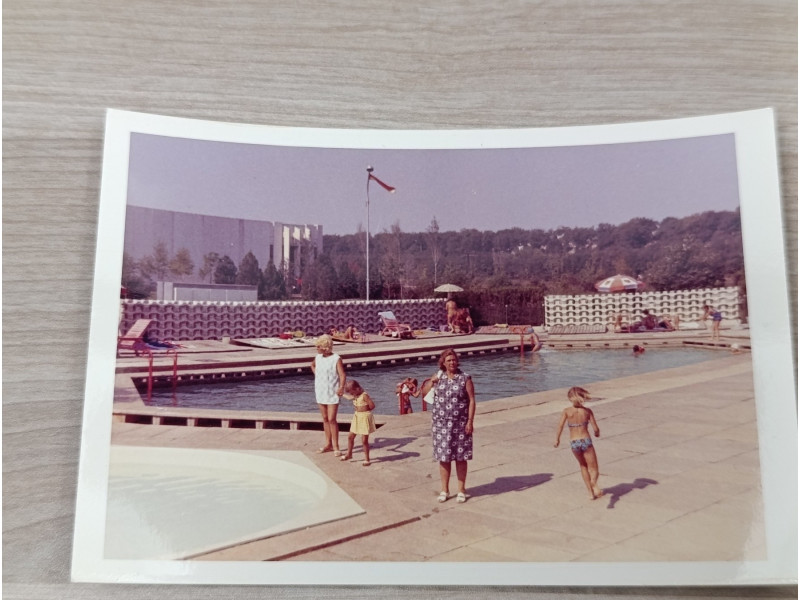 Vintage fotografija dama na bazenu