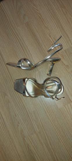 Stradivarius zlatne sandale 37