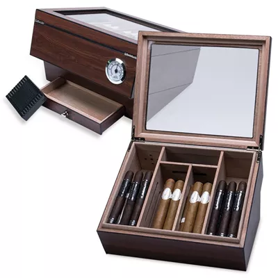 EGOIST
HJUMIDOR SA HIGROMETROM I OVLAŽIVAČEM ZA 30 CIGARA - EGOIST JK00422
