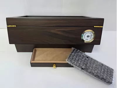 EGOIST
HJUMIDOR SA HIGROMETROM I OVLAŽIVAČEM ZA 30 CIGARA - EGOIST JK00455