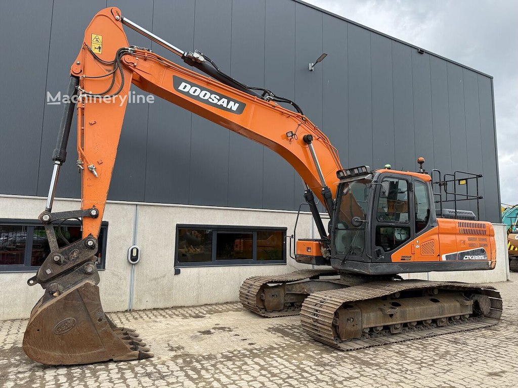 Doosan DX225LC-5 bager guseničar