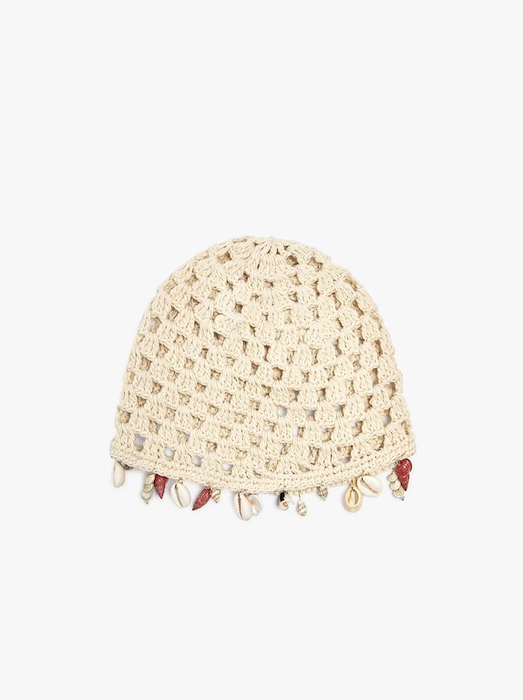 CROCHET HAT WITH SHELLS