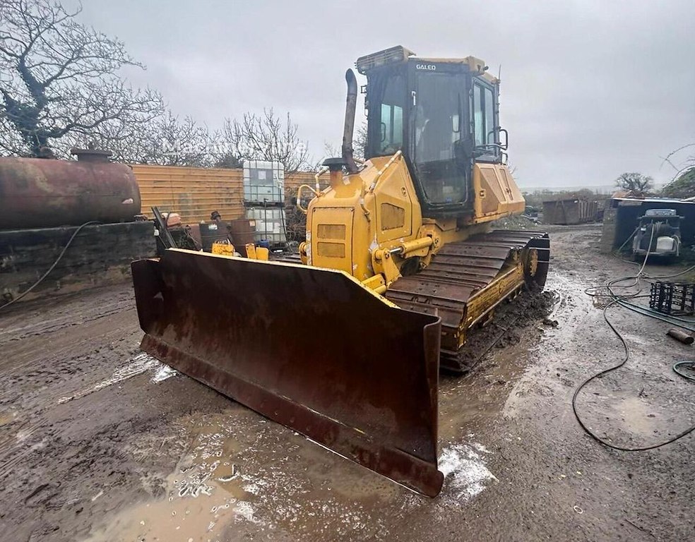 Komatsu D51PX-22 buldožer