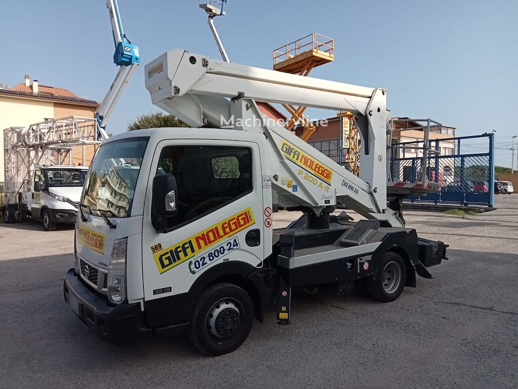 Nissan NT400 auto dizalica s korpom