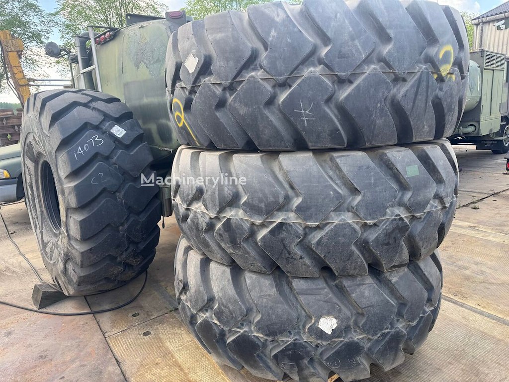 29.5-25 L-3 28 ply Firestone unused 1 set/ 4 each guma za prednje utovarivače