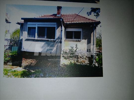 Porodična kuća, pomoćna zgrada sa zemljištem 9a.