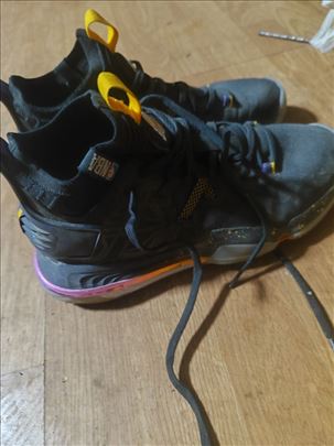 Patike unisex broj 38